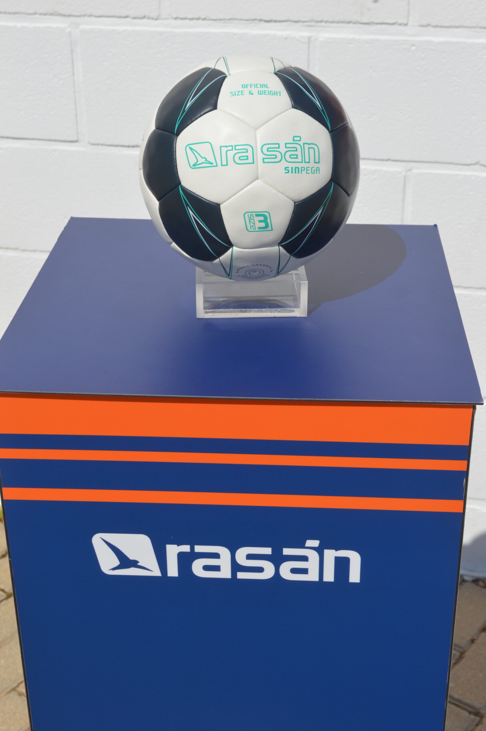 RASÁN estrena balón de balonmano sin pega
